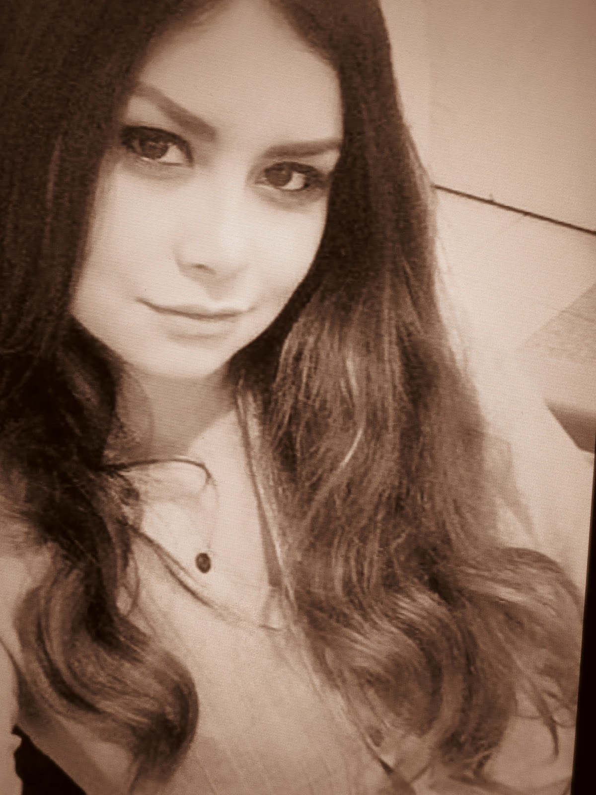 ESPECTACULARIO: DANIELA CORTES SONRISA DELATADORA