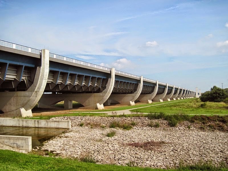 Bizarre Photos: The Stunning Magdeburg Water Bridge | Germany