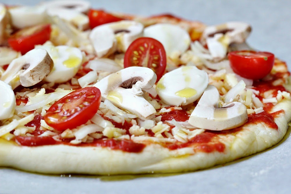 Två små kök: Sjyst genväg till hemmagjord pizza med hel- och halvfabrikat