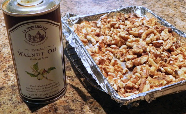 The Iowa Housewife: Walnut Bread