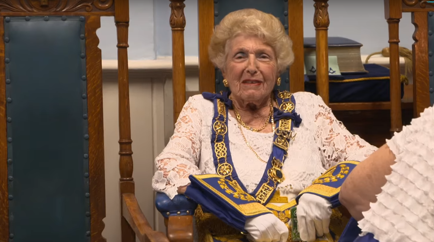 Uma imagem fascinante do filme "The secret world of female Freemasons ...