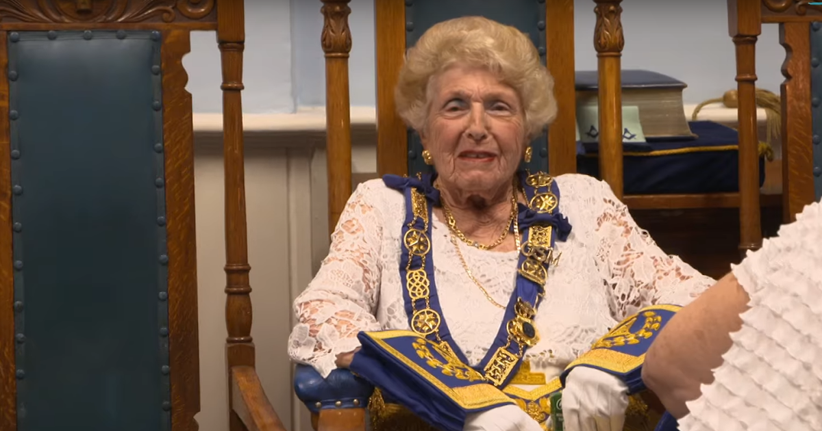 Uma imagem fascinante do filme "The secret world of female Freemasons ...