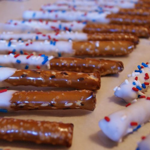 Dipped Pretzels - Superbowl Style - Happy Hour Projects