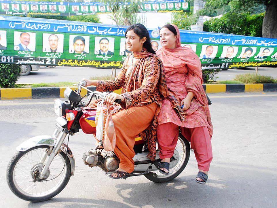 Padash: why yes!: Pakistani Women on Motorbikes - How about this for a ...