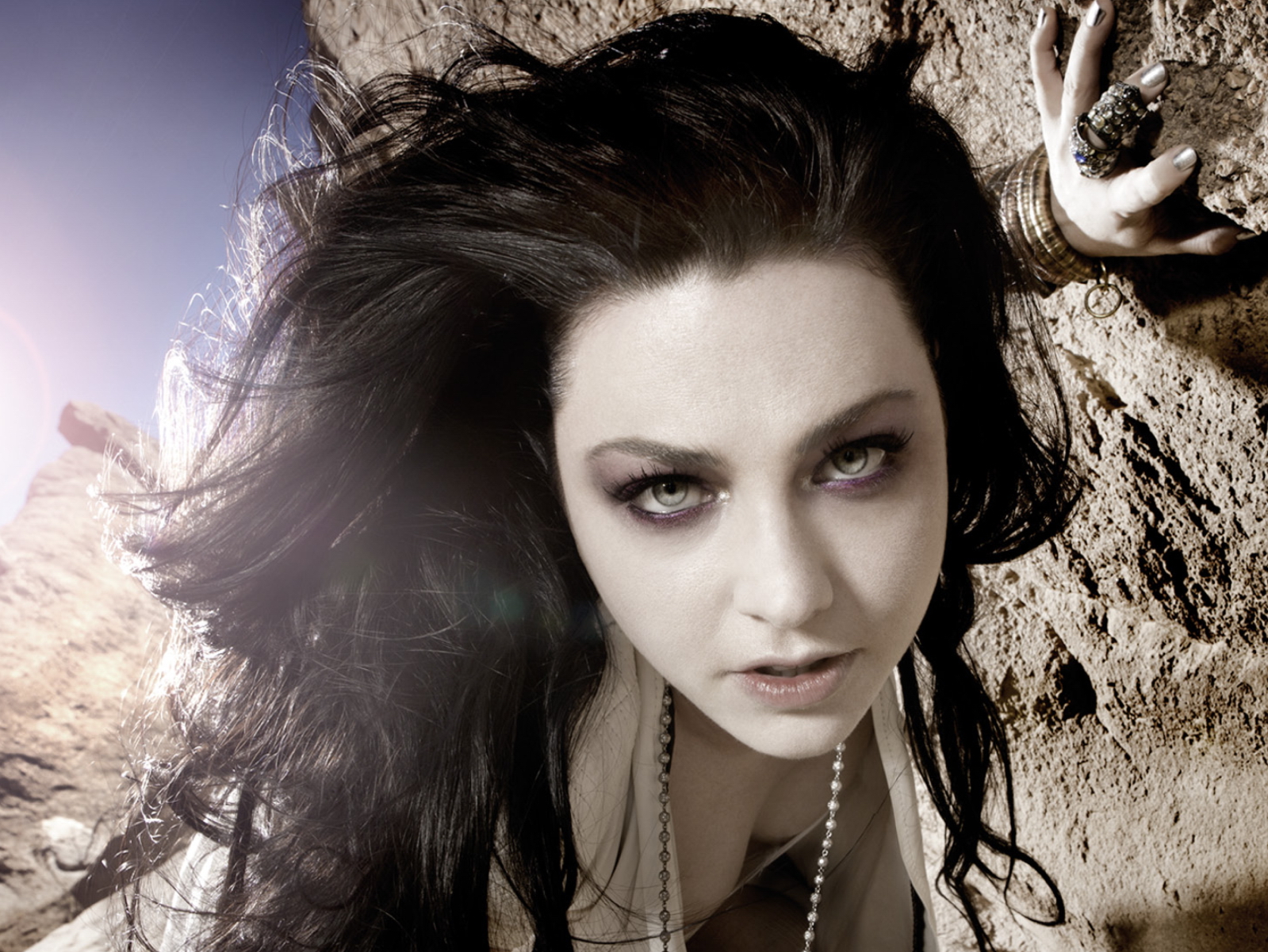 SOTTO I RIFLETTORI: Il ritorno di Amy Lee