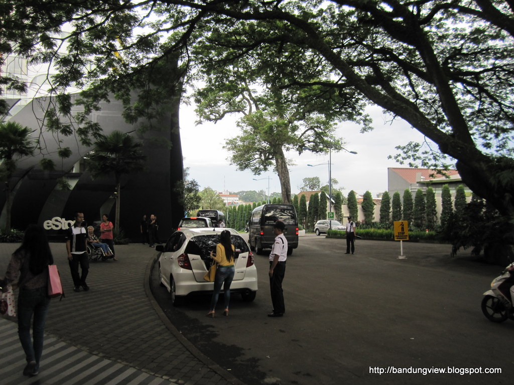 Ciwalk (Cihampelas Walk), mall yang rimbun dan hijau | Bandung View