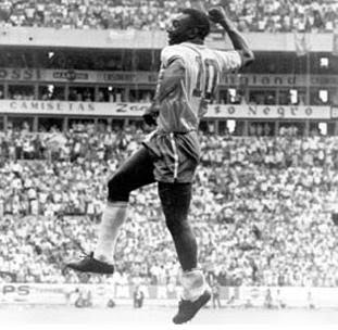 Imagens Históricas: Soco no ar eternizado por Pelé