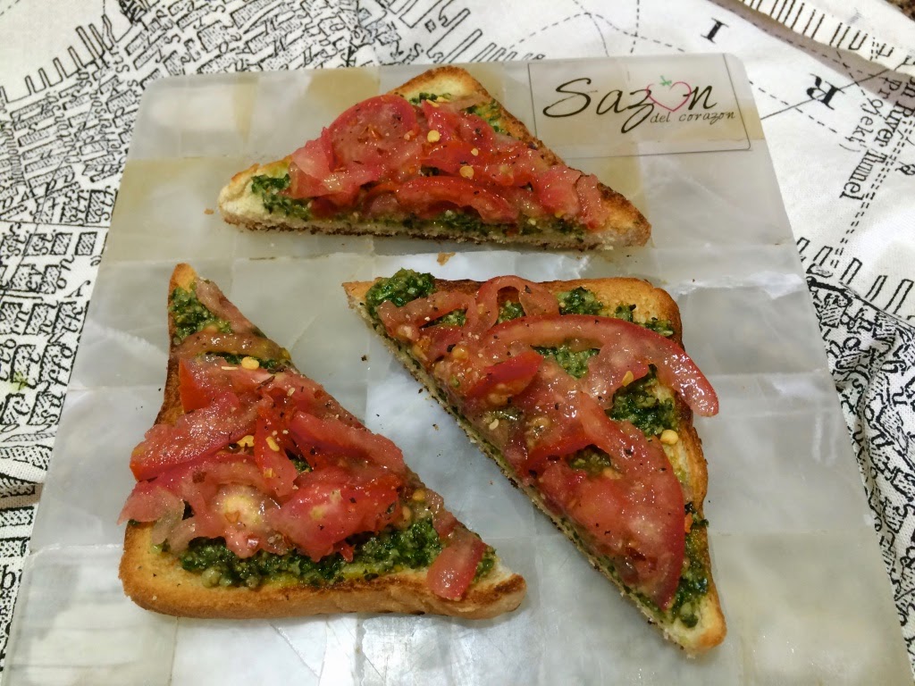 Sazón del corazón: Pan tostado con pesto y jitomate