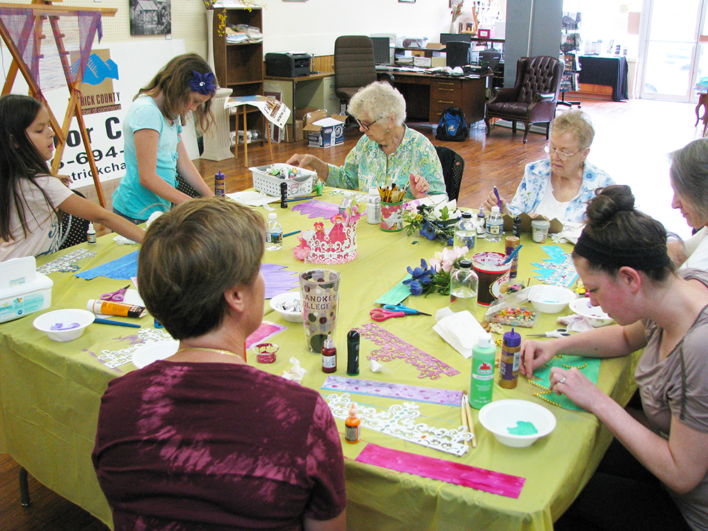 CackleAndHoot: The Make and Take Ladies Make Crowns