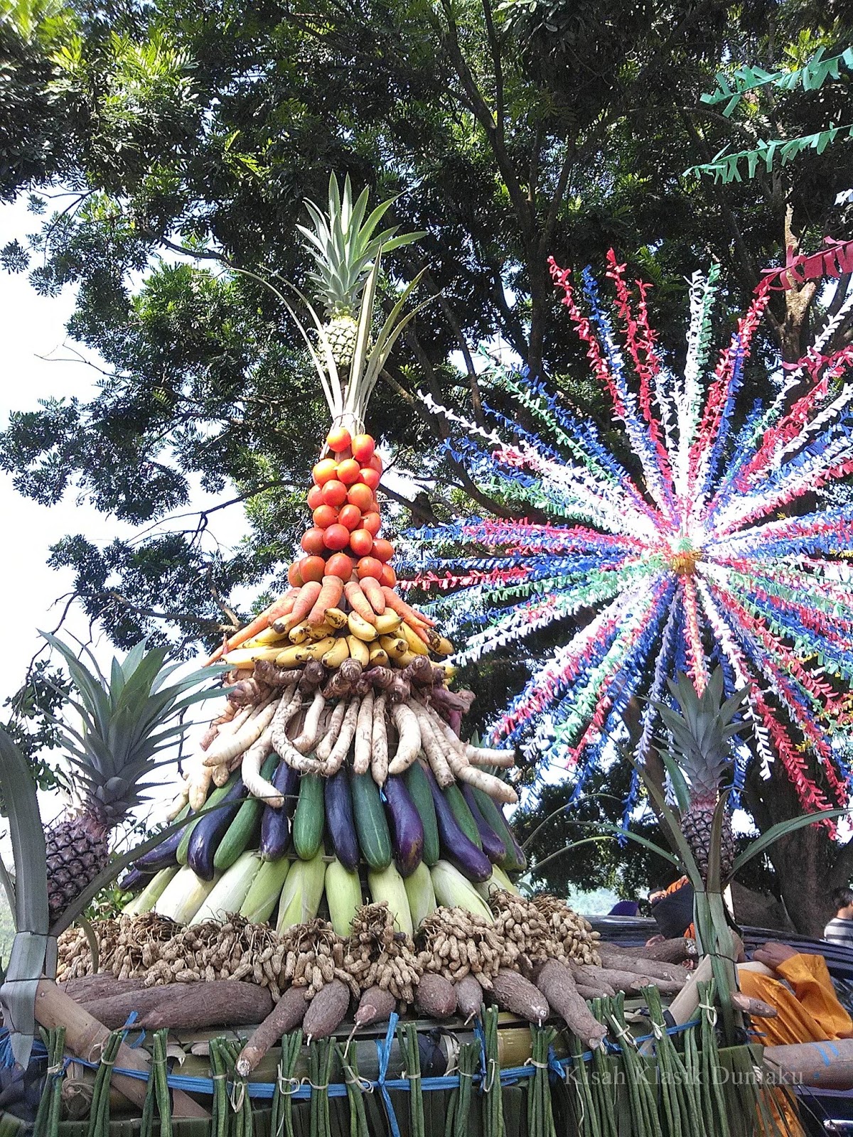 Kisah Klasik Duniaku: Berebut Gunungan Sego Kethek di Ritual Sesaji Rewanda