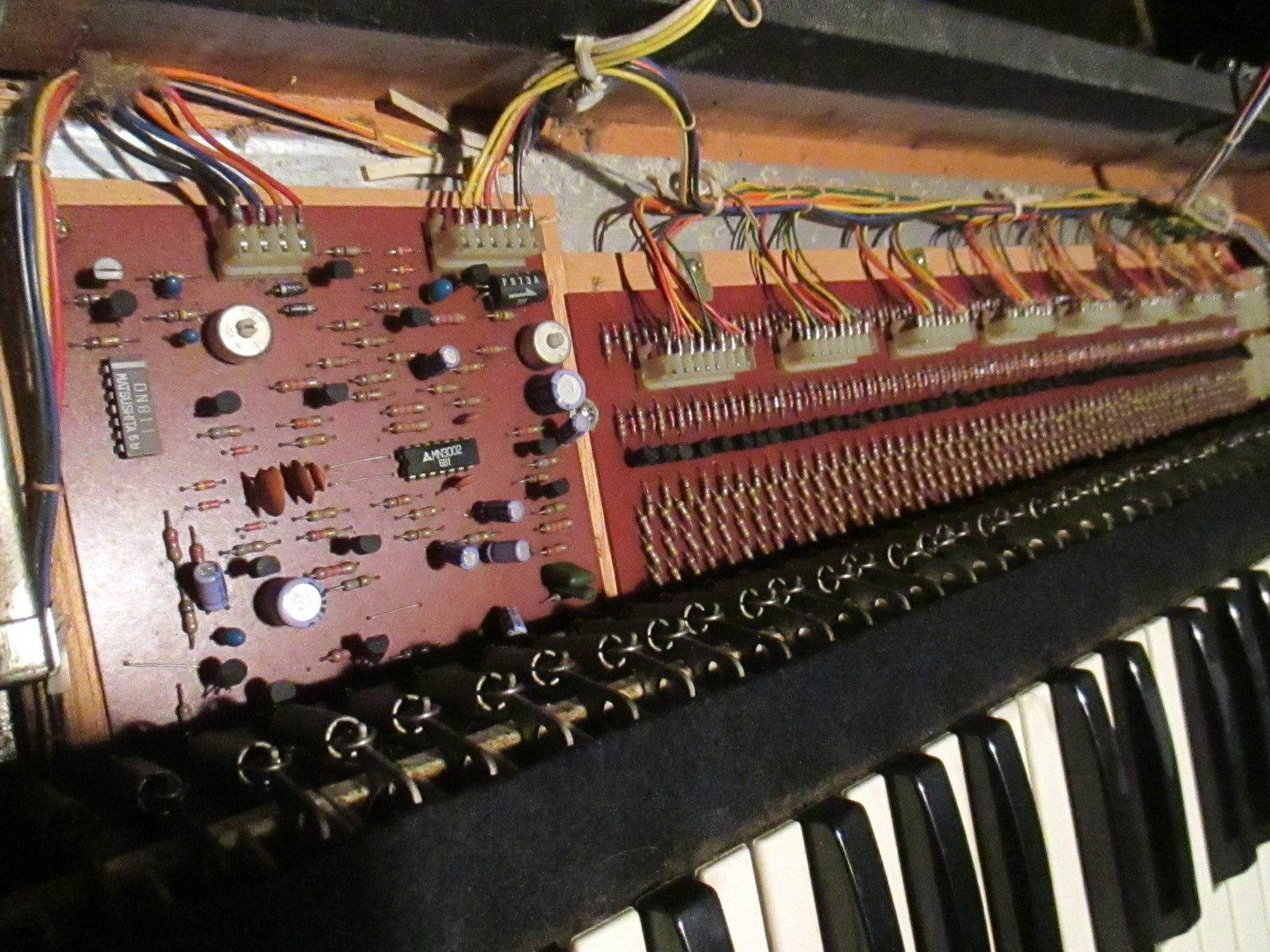 MATRIXSYNTH: Roland RS-101 String Synthesizer