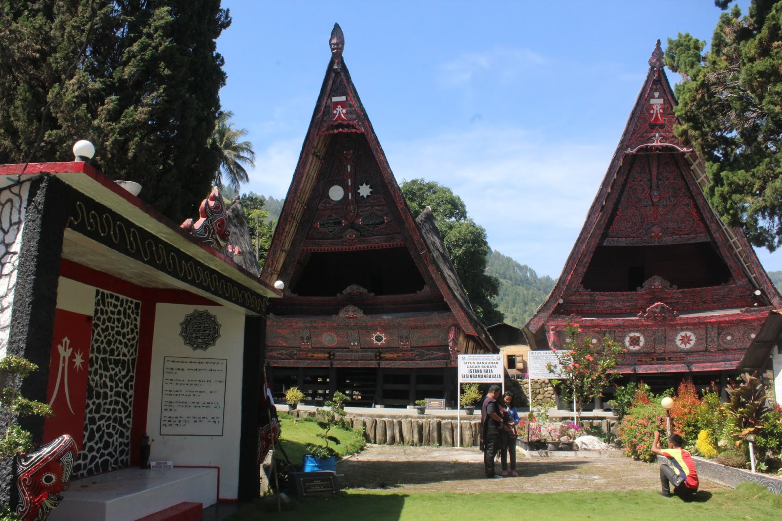 Di Istana Sisingamagaraja Ada 4 Rumah Batak, 11 Makam Raja, Ini Foto ...