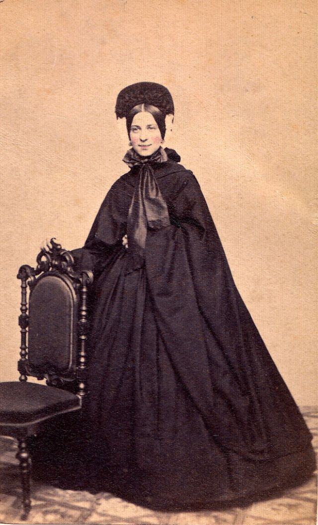 Victorian Widows: Graceful Photos of Young Women in Mourning Dresses ...