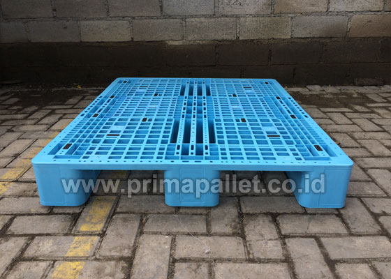 Palet Plastik Untuk Tatakan Racking di Gudang - JUAL PALLET PLASTIK ...