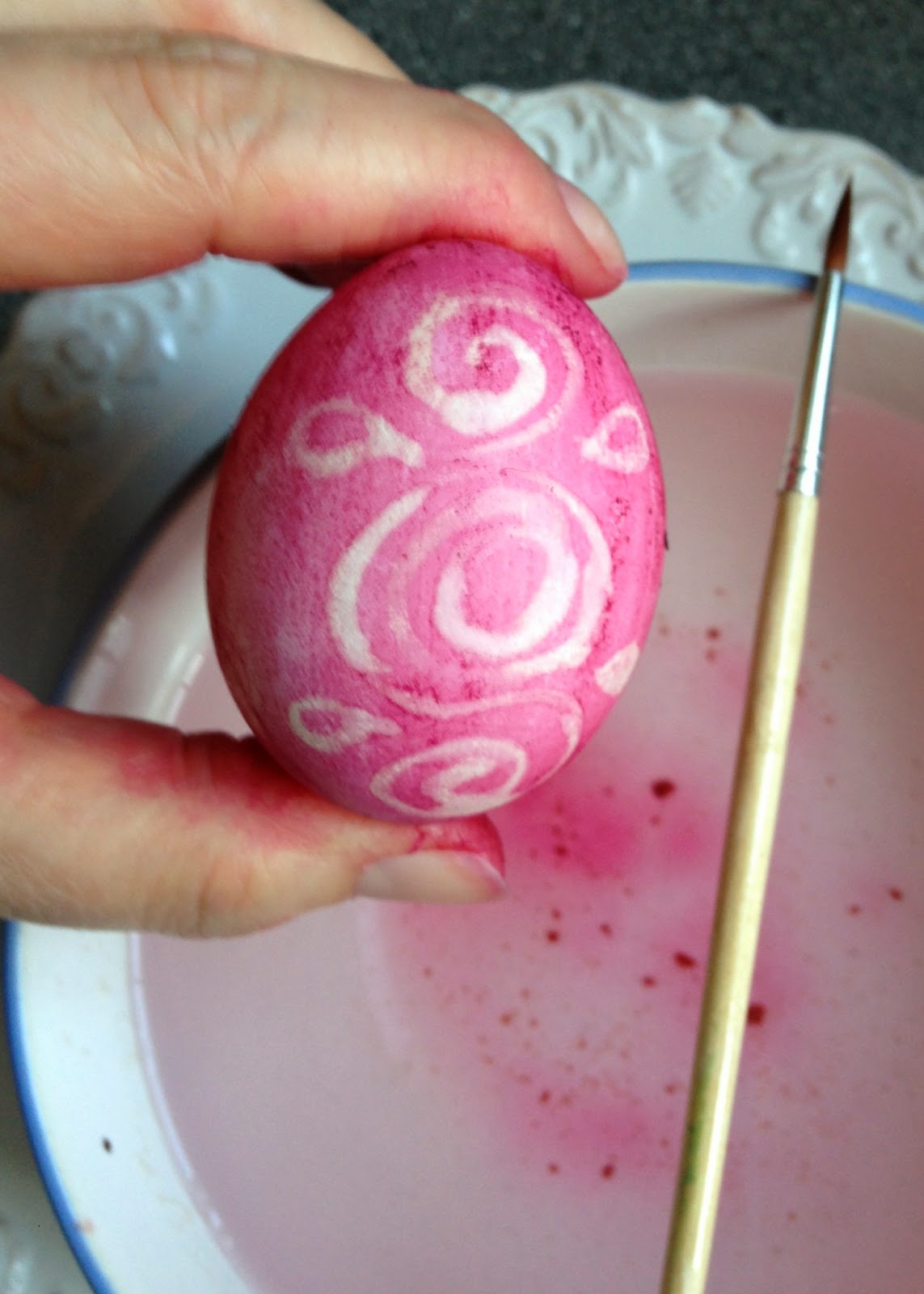 Try this fun, natural way to color and decorate eggs! (Your kids will ...