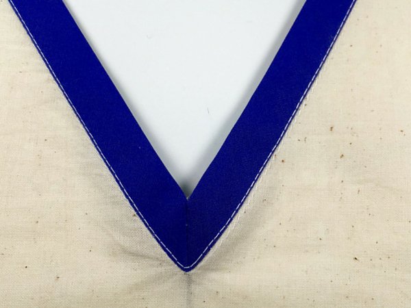 Totally Tutorials: Tutorial - Apply Bias Tape to a V-neck