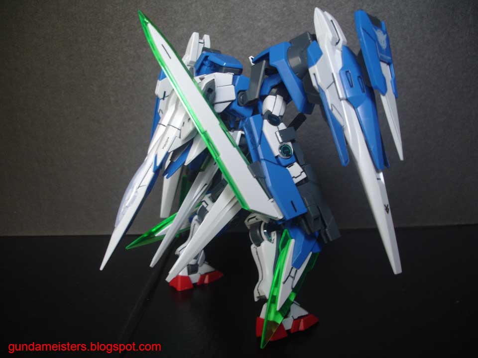 Gundam Meisters: HG 1/144 - Gundam 00 Raiser + 7 Sword G