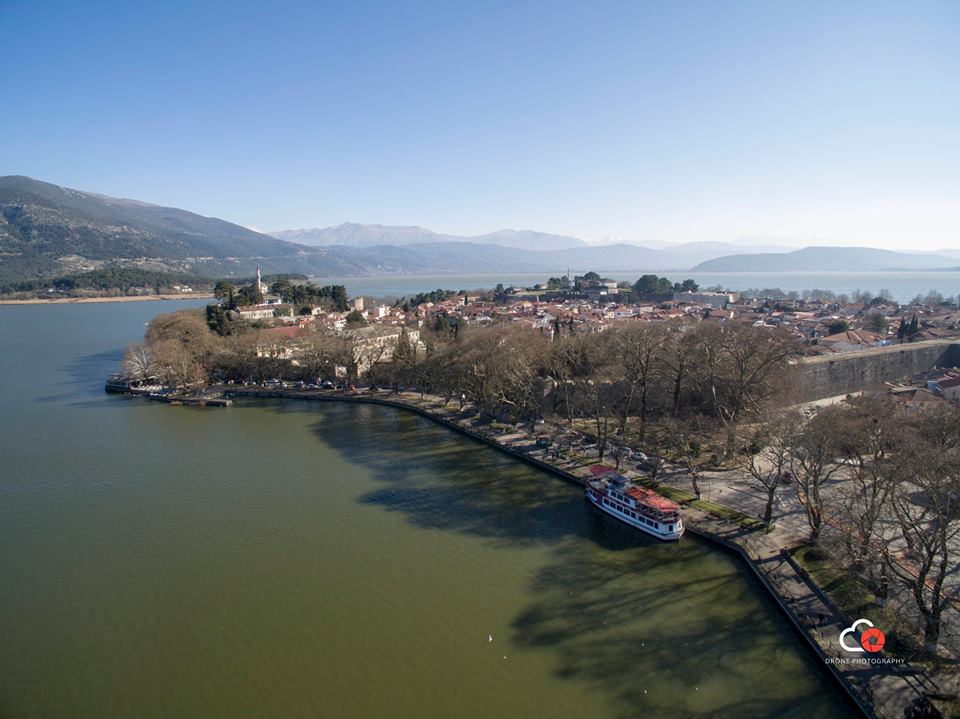 ΜΑΝΤΕΙΟ ΔΩΔΩΝΗΣ ΙΩΑΝΝΙΝΩΝ: ΛΙΜΝΗ ΠΑΜΒΩΤΙΔΑ: ΦΩΤΟ ΑΠΟ ΑΕΡΟΠΛΑΝΑΚΙ DRONE
