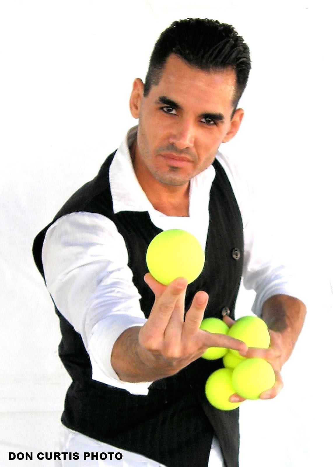 CIRCUS PERSONALITY PHOTOS: Super Circus Juggler