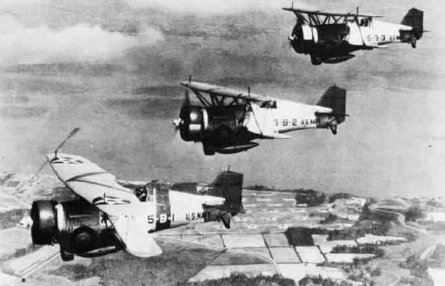 Airplanes in the skies + FAF history: Curtiss Hawk III