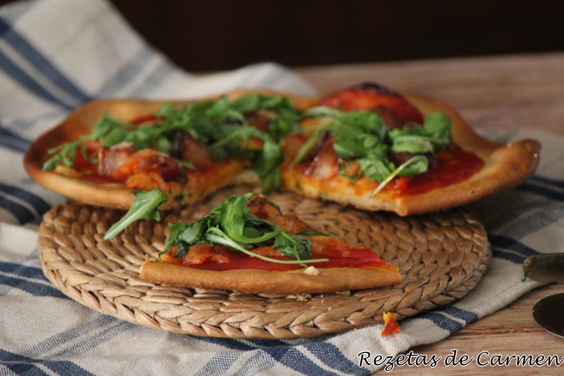 Pizza con rúcula y panceta