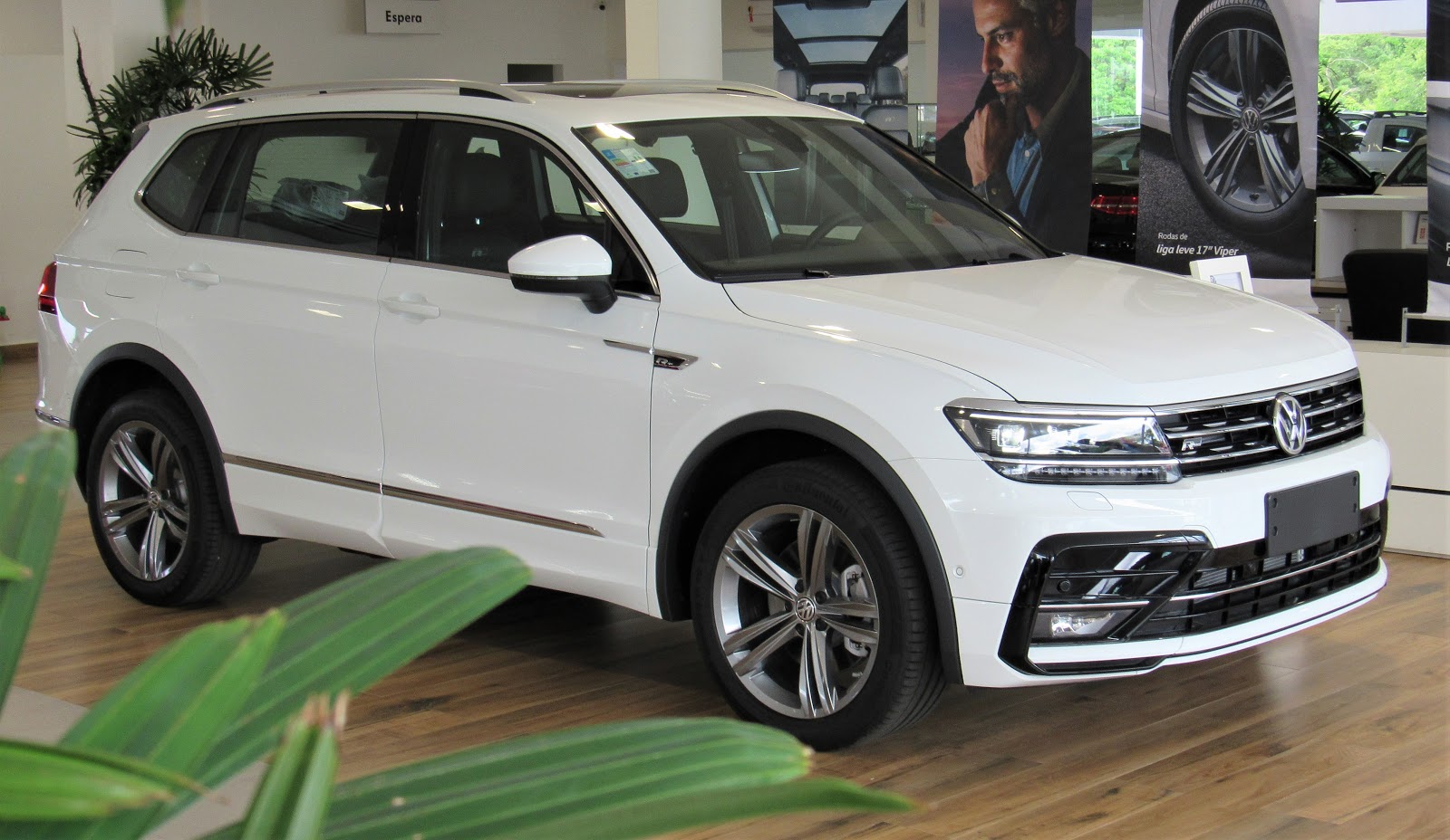 Os detalhes do Volkswagen Tiguan R-Line, a versão topo-de-linha
