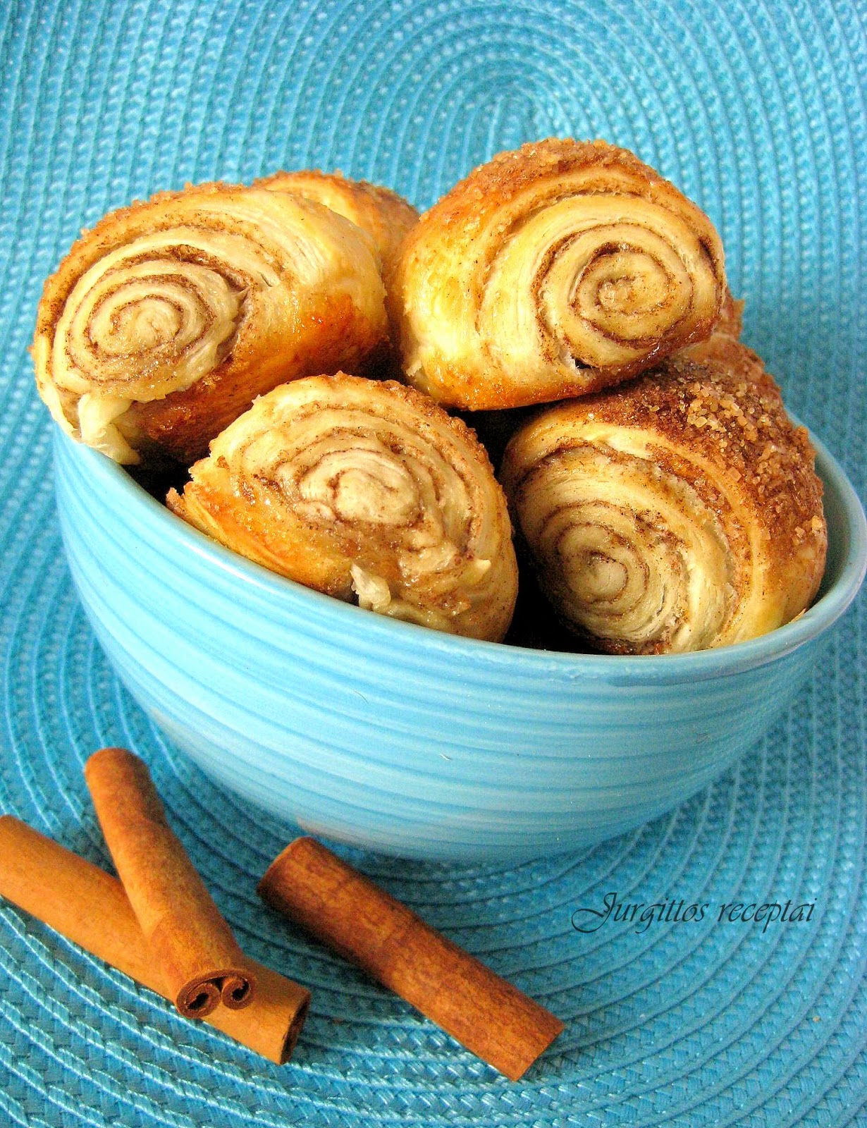 Jurgittos receptai: Sluoksniuotos tešlos bandelės su cinamonu