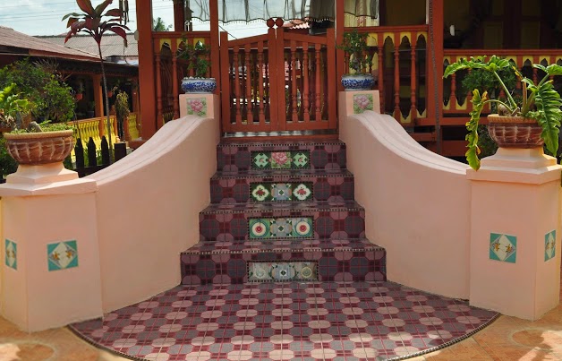 .: KEUNIKAN TANGGA BATU RUMAH MELAKA