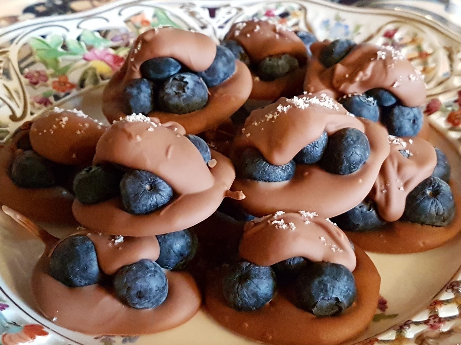 Maryam's Culinary Wonders: 1278. Fresh Blueberry Chocolate Mendiants