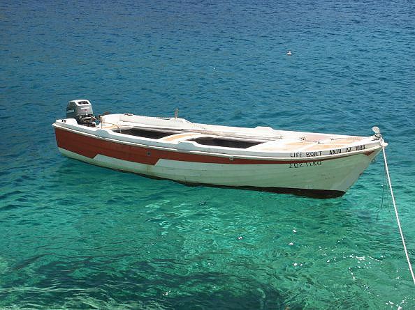 ShipPics: SmallBoat.ongreen.bluewater (trom)