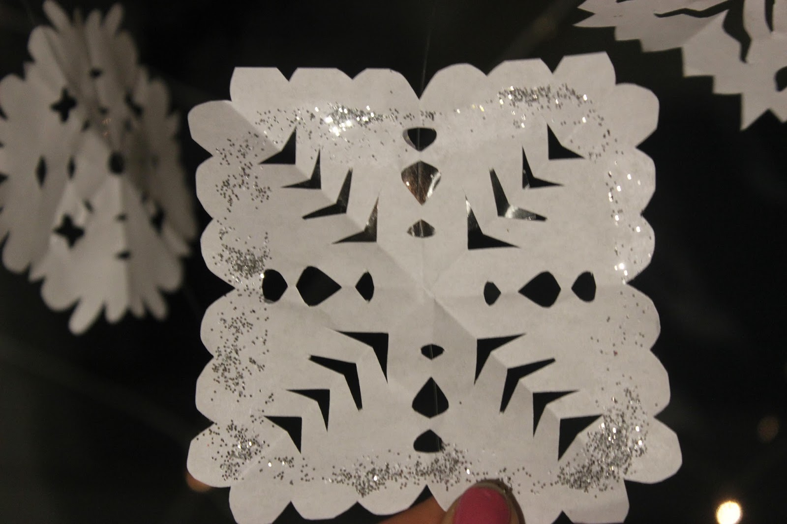 Nappikuja 6: Luukku 6: Lumihiutaleita paperista