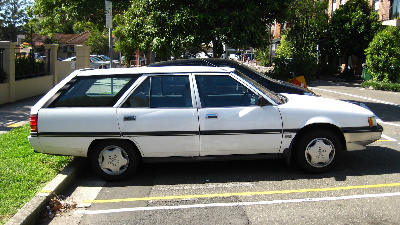Aussie Old Parked Cars: 1991 Mitsubishi TP Magna GLX 2.6 Wagon