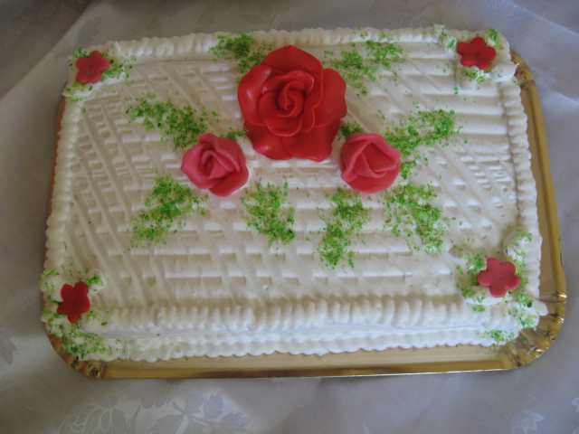 Adela Zilahi: Tort ornat cu frisca si trandafiri