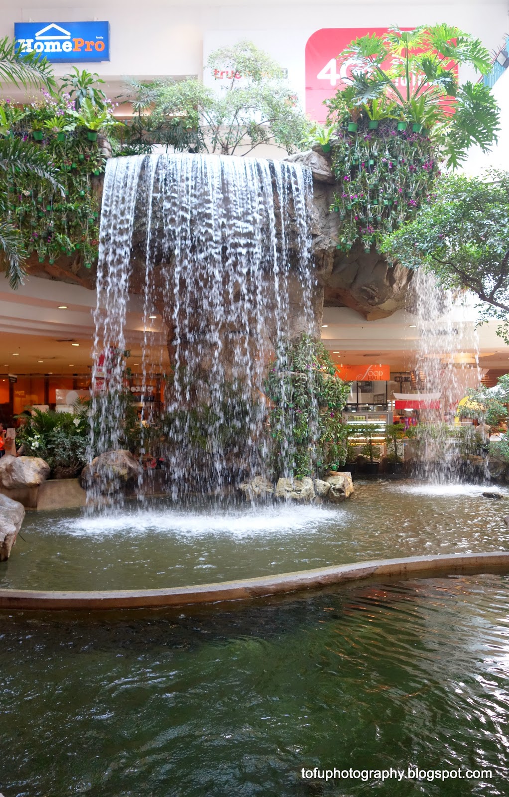 Tofu Photography: The waterfall at the Mall shopping centre in Korat (Nakhon Ratchasima) in Thailand
