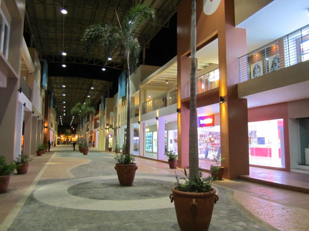 annie travel: Restaurants at Blue Bay Walk, Macapagal Blvd, Pasay City