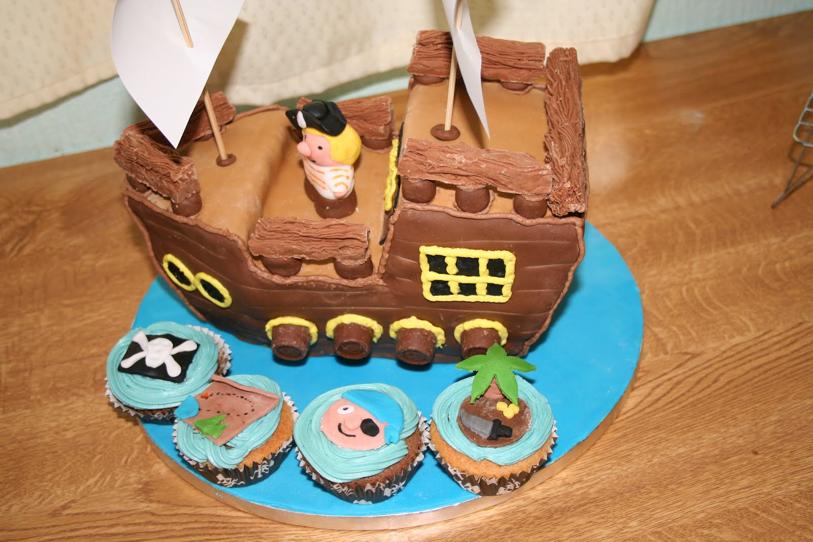 Chintzy Cakes: Pirate Ship Cake