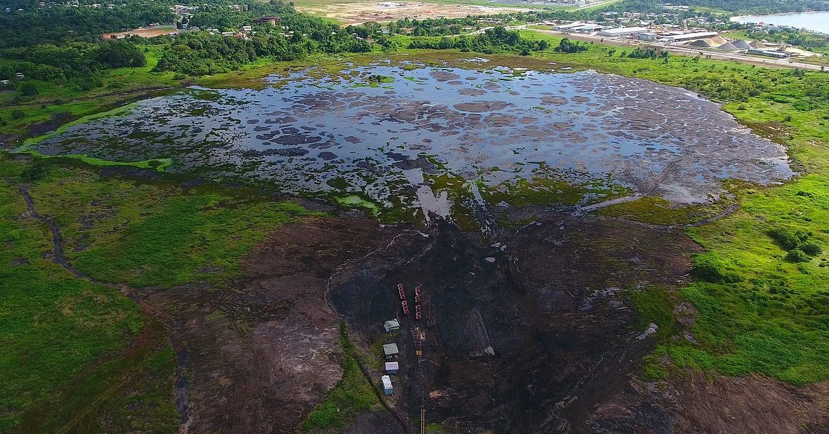 Pitch Lake, um lago de piche natural em Trinidad Tobago. | BrasilisNet