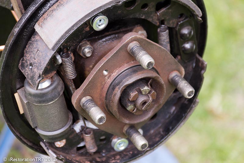 iRestoration TR7: Rear brake shoes fitted...