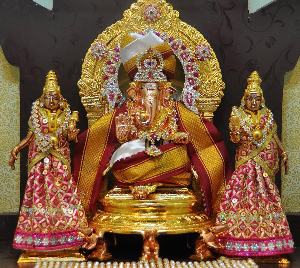 TELUGU WEB WORLD: LORD GANAPATHI WITH WIFE SUDDHI AND BUDDHI GOLDEN PICS