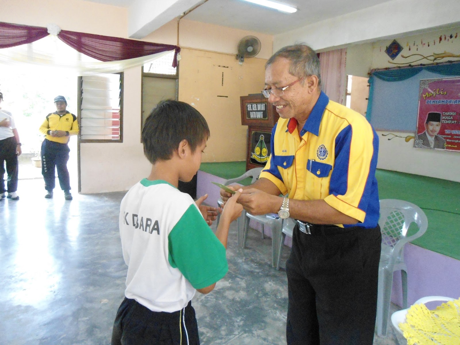 SK Darat Batu Rakit: LARIAN MERENTAS DESA PERINGKAT SEKOLAH