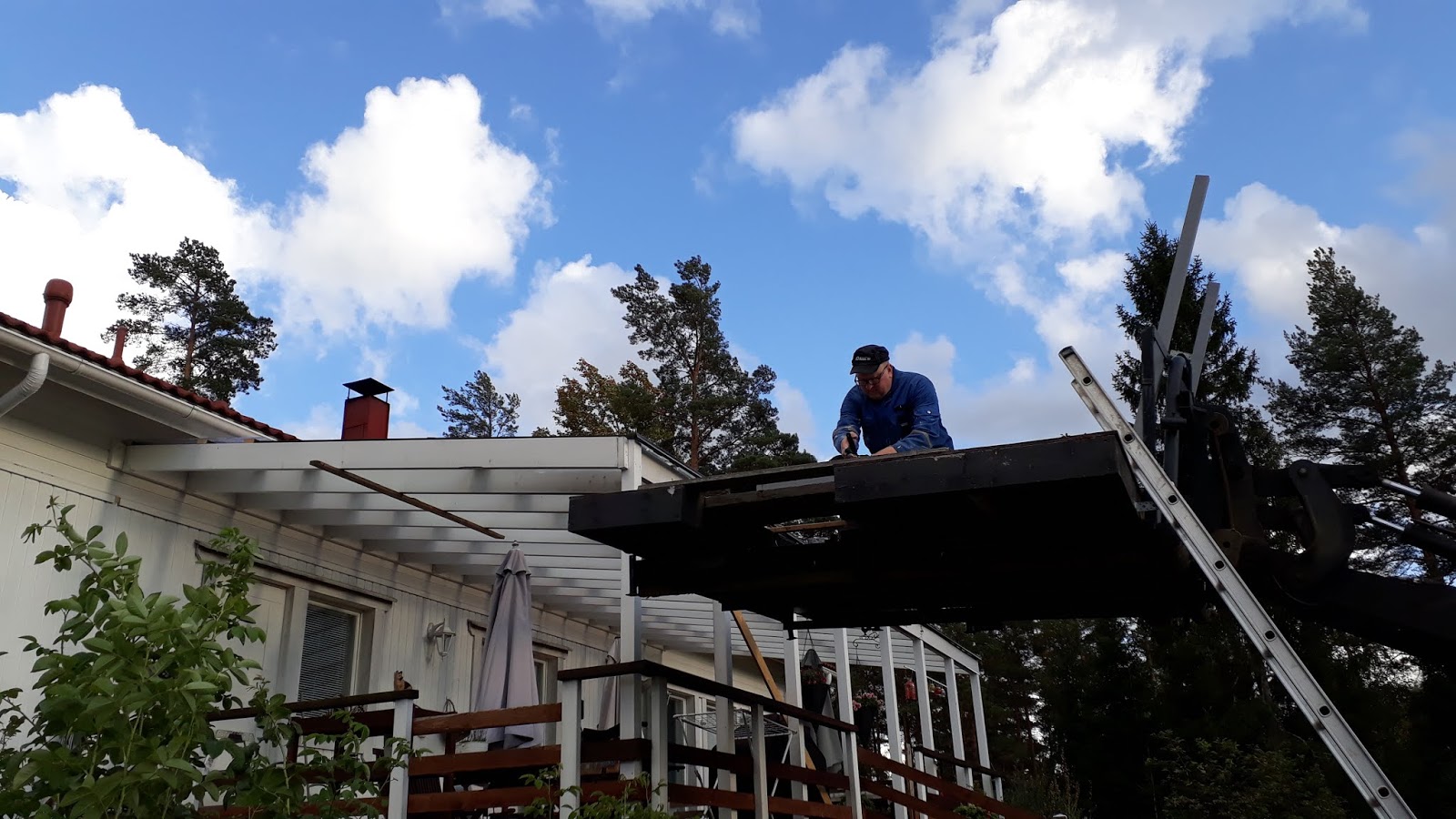 Ritavuoren juurella: Terassin lasikaton teko