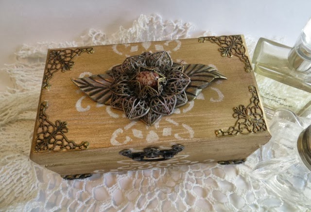 Victorian Paper Queen: Memory Box with Butterbee Scraps