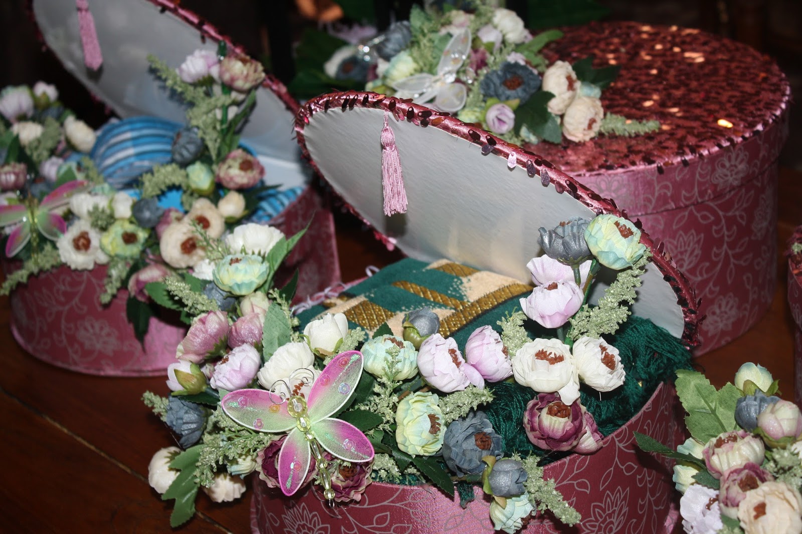 CENDERAHATI PERKAHWINAN/SOUVENIR/BUNGA DULANG DAN BUNGA PAHAR DIP