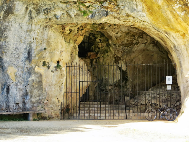 SUZE, CYCLING: Prehistoric Art