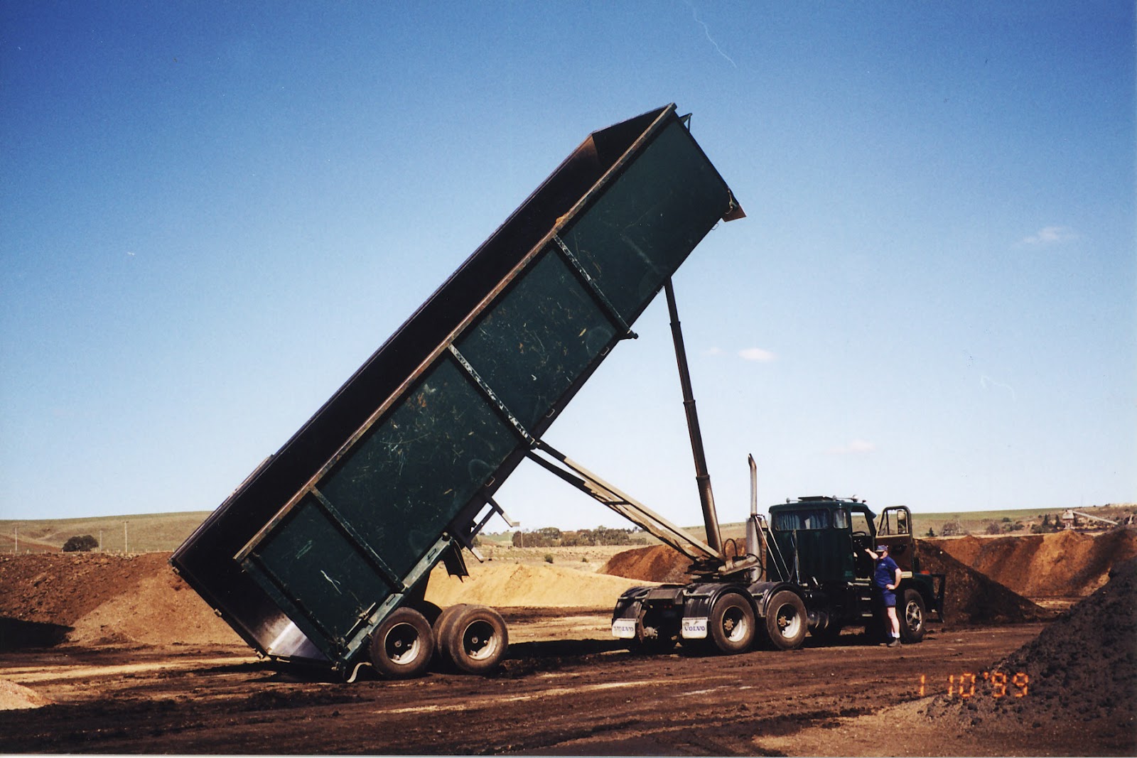 Historic Trucks: Tipping saw dust at Bacchus Marsh