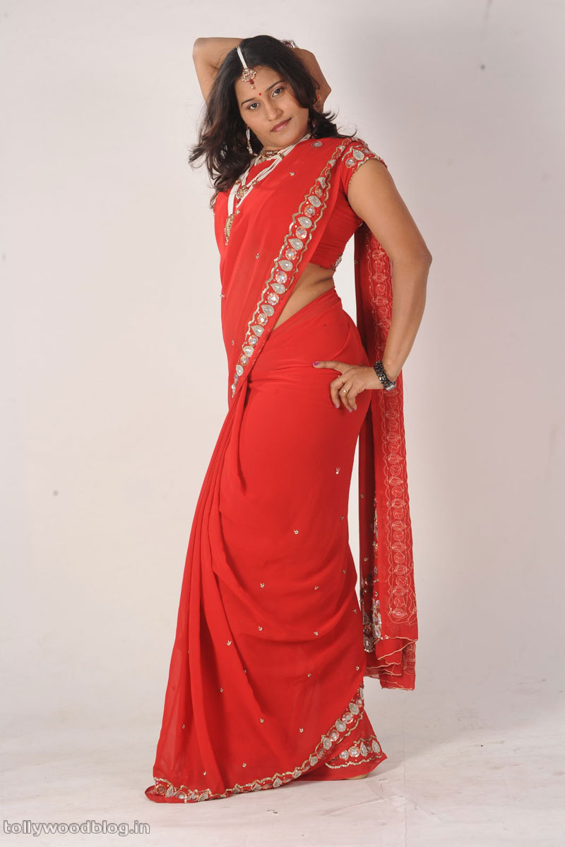 Telugu Female Artist Mahathi Spicy Saree Photo Shoot