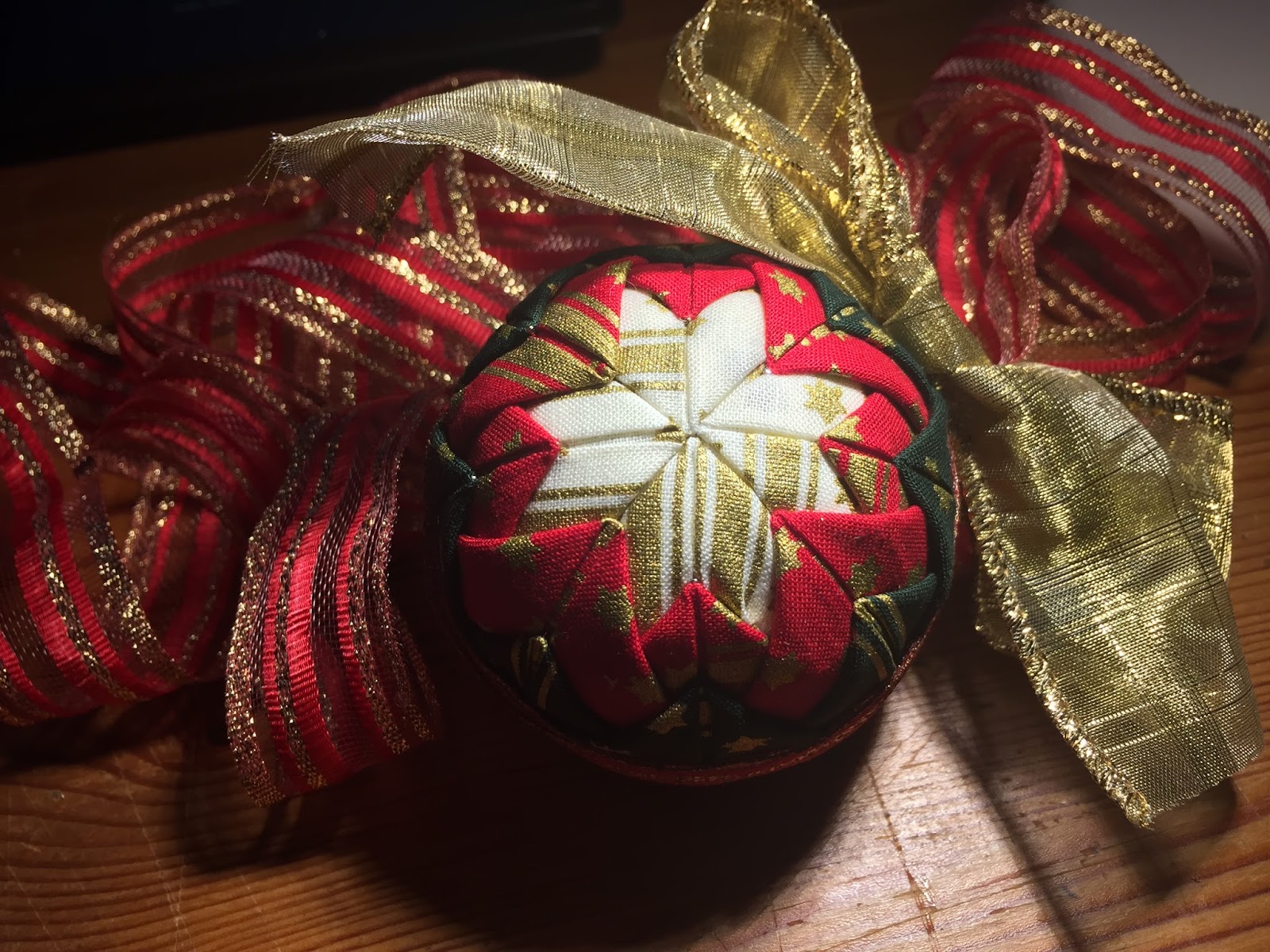 HECHO POR LUZ : BOLAS DE NAVIDAD DE PATCHWORK