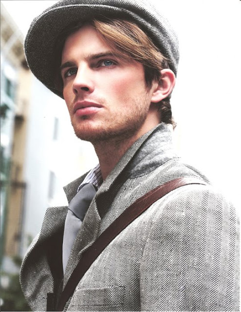 Menilike: Derrick Hayes