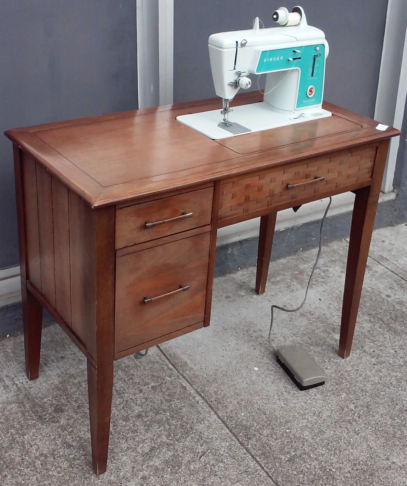 UHURU FURNITURE & COLLECTIBLES: SOLD #15340 Singer 628 Danish Style ...