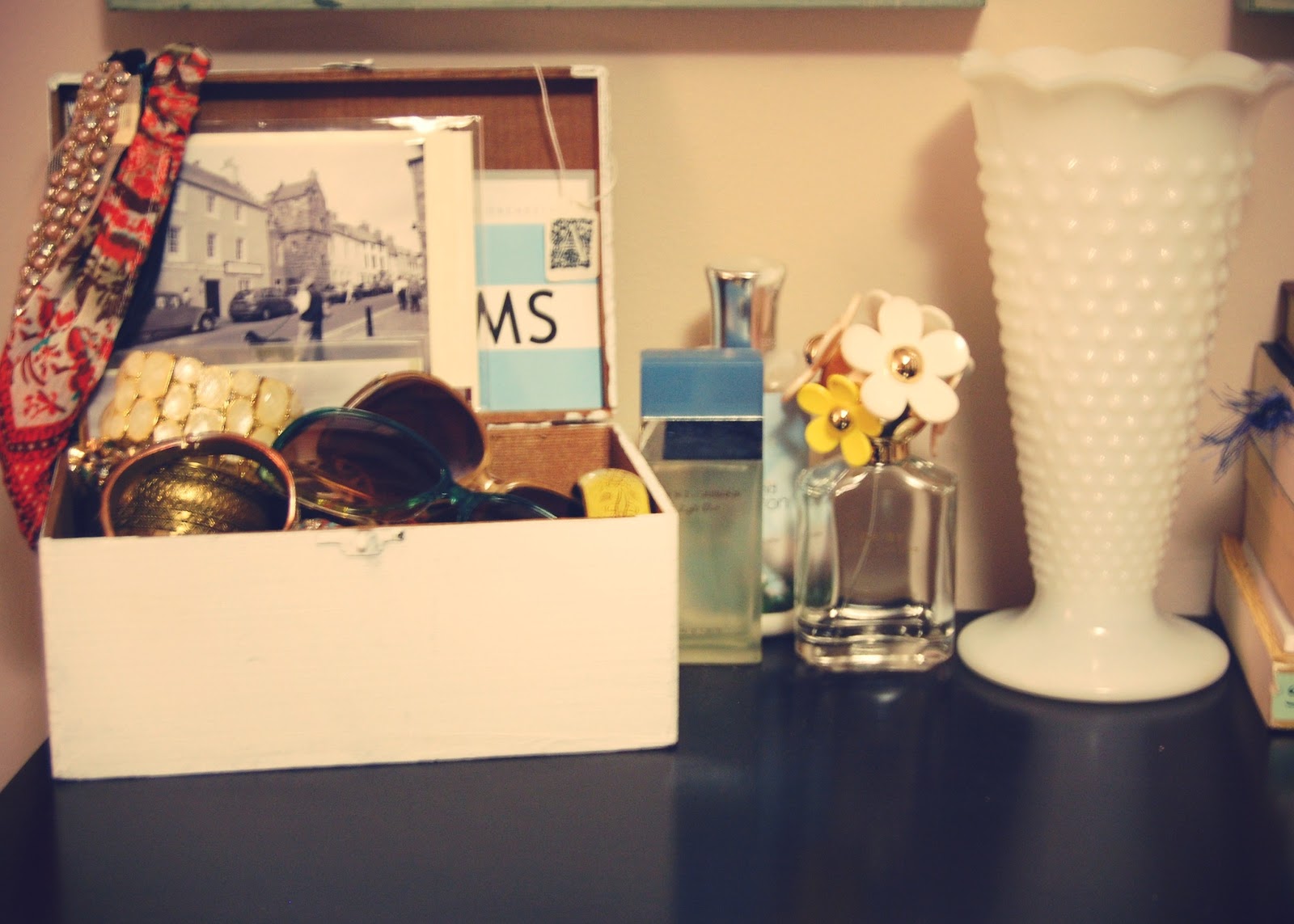 paper flags: shutter shudder